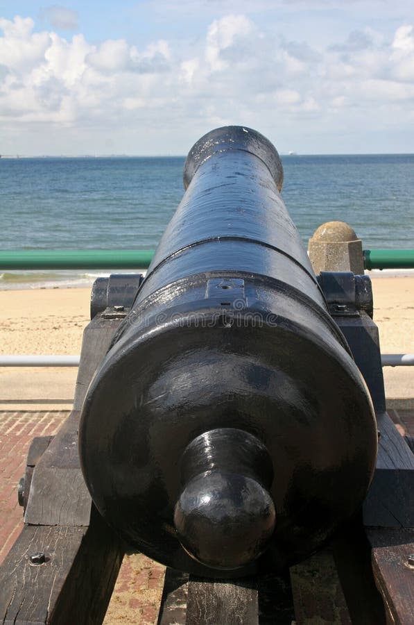 Canhão imagem de stock. Imagem de defesa, cais, navio - 15876329