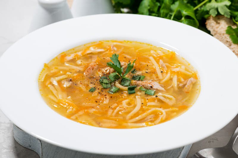 Canja De Galinha Com Macarronetes De Ovo Em Uma Bacia No Fundo De ...