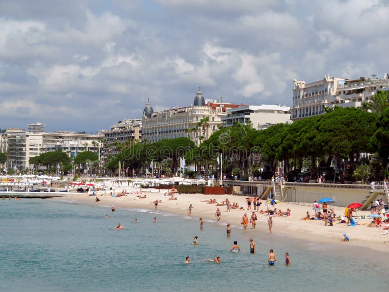 Cannes - Strand redaktionelles foto. Bild von küstenlinie - 39150316