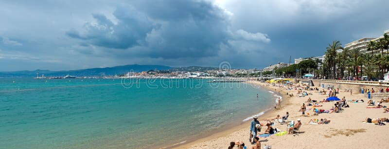 Cannes - Strand redaktionelles foto. Bild von küstenlinie - 39150316