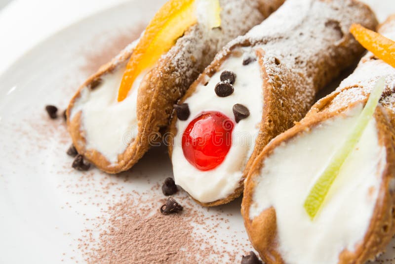 Cannoli Italiano, Sobremesa Tradicional Foto de Stock - Imagem de ...