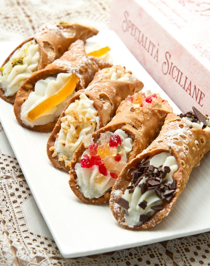 Cannoli Siciliano, Postre Italiano Imagen de archivo - Imagen de cocina ...