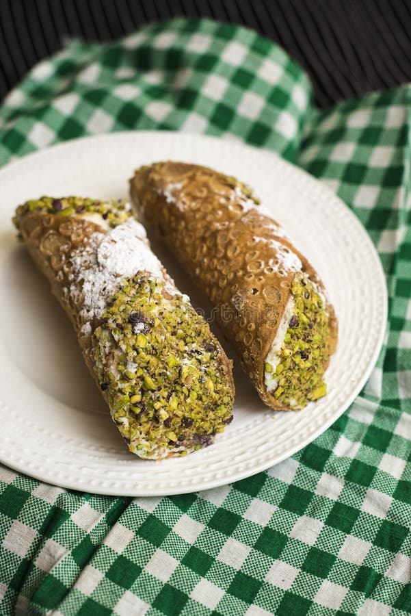 Cannoli Siciliano, Postre Italiano Imagen de archivo - Imagen de cocina ...