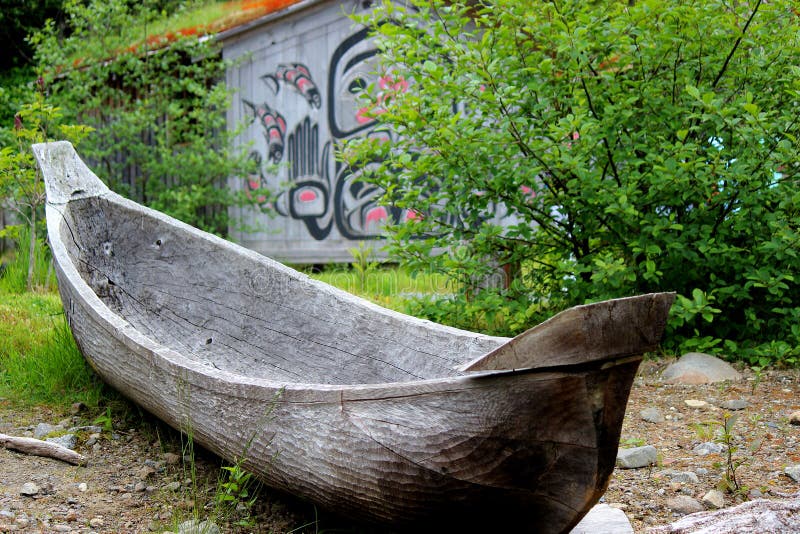 Canoa Di Riparo Con Fondo Indigeno Fotografia Stock - Immagine di corsa ...
