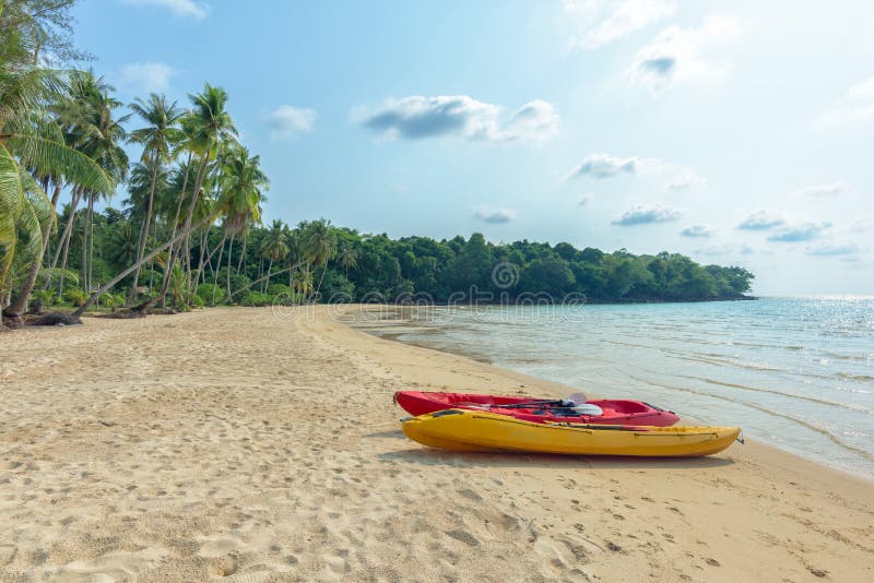 Canoa en la playa imagen de archivo. Imagen de playa - 61494437