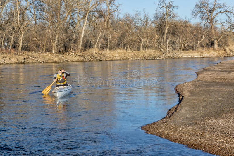 Canoa roja en un río foto de archivo. Imagen de agua - 38214006