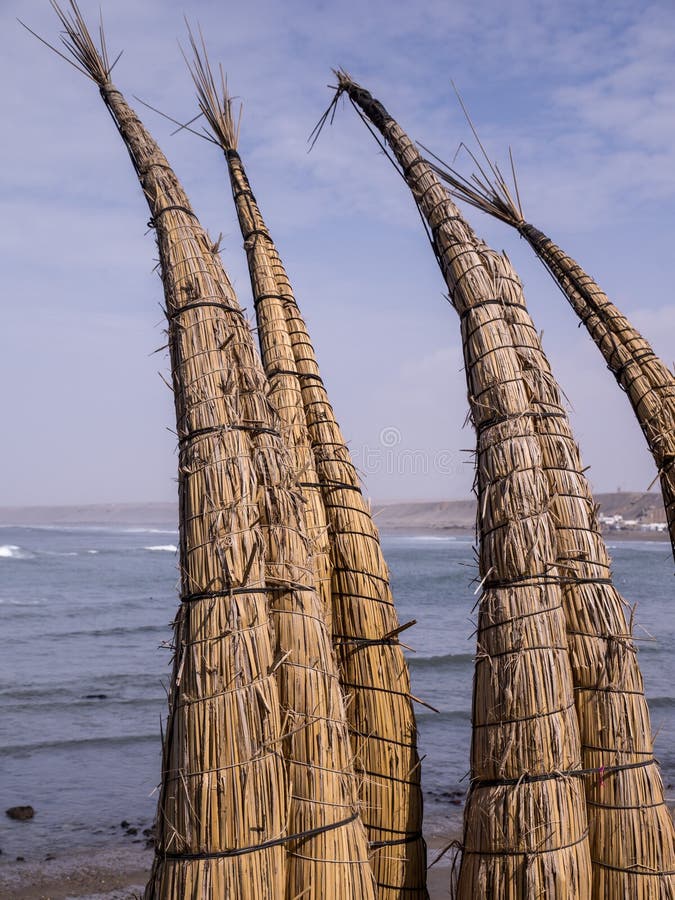 Canoas De Reed En La Playa De Huanchaco, Perú Foto de archivo - Imagen ...