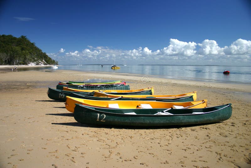 Canoas en la playa foto de archivo. Imagen de coastline - 145874
