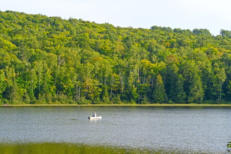 Canoer En Un Lago Reservado Imagen de archivo - Imagen de kayac, yermo ...