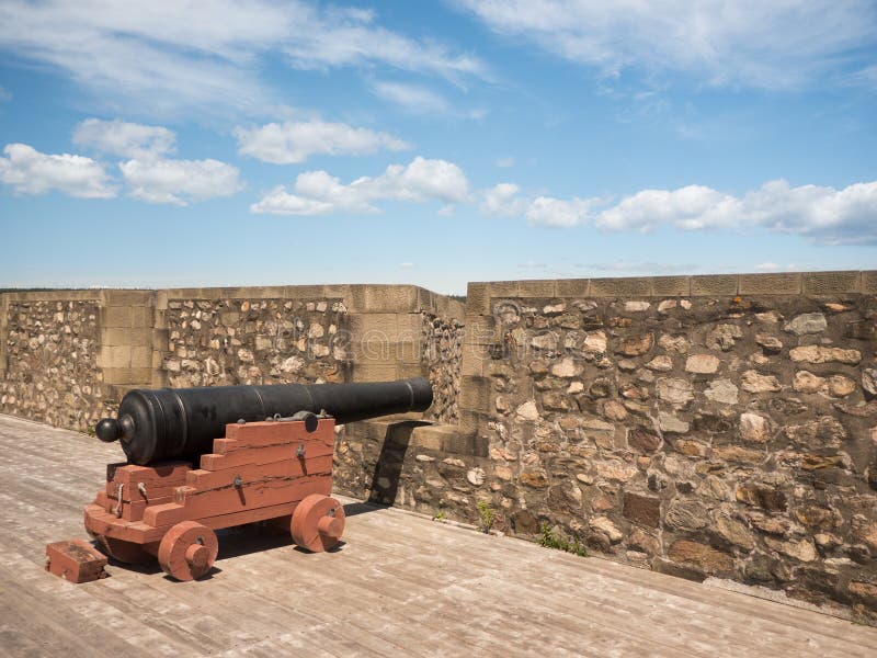 Canon bij een Fort stock afbeelding. Image of punt, garnizoen - 32918295