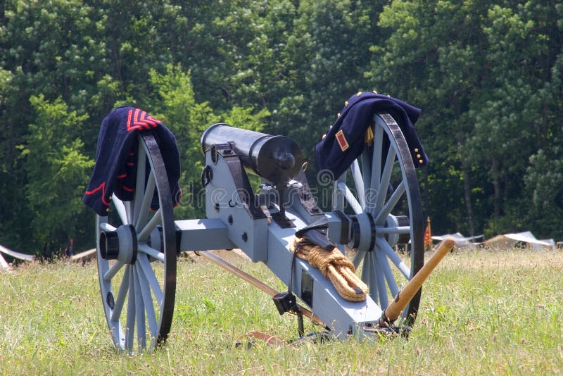Canon et uniformes image stock. Image du civil, costume - 1235039