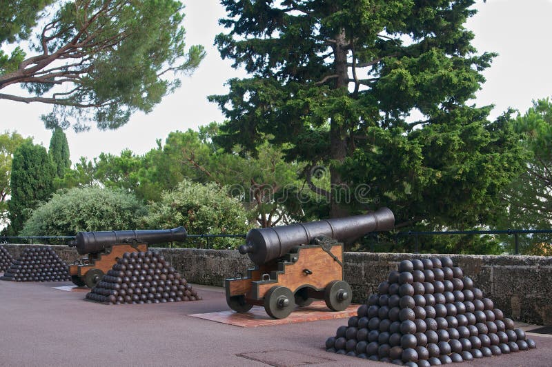 2 Canons Avec Des Boulets De Canon Image stock - Image du conception ...