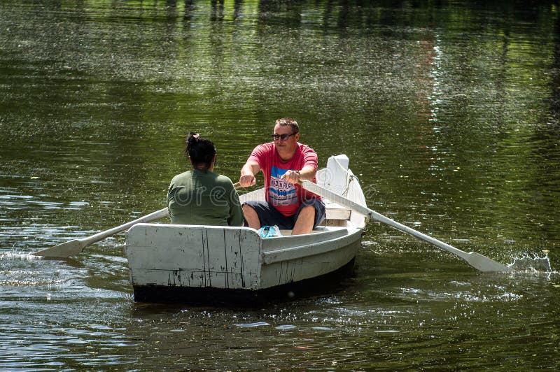 Canotage sur le fleuve image éditorial. Image du famille - 72483175