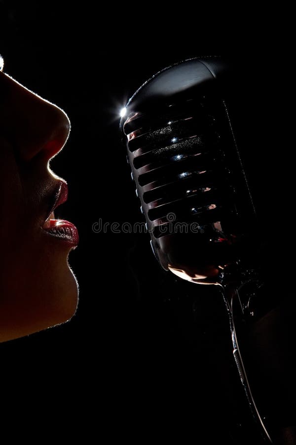 Cantante con il microfono immagine stock. Immagine di nero - 23995967