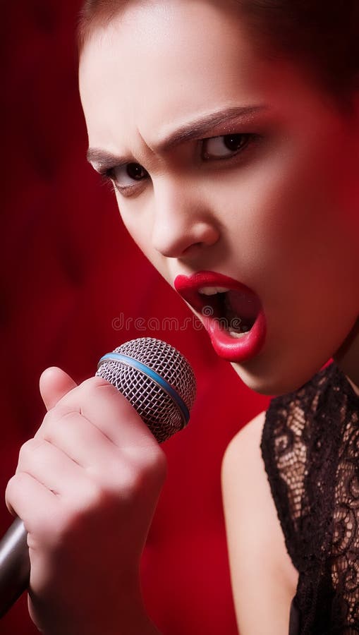 Cantante De La Mujer Con El Micrófono Foto de archivo - Imagen de ...