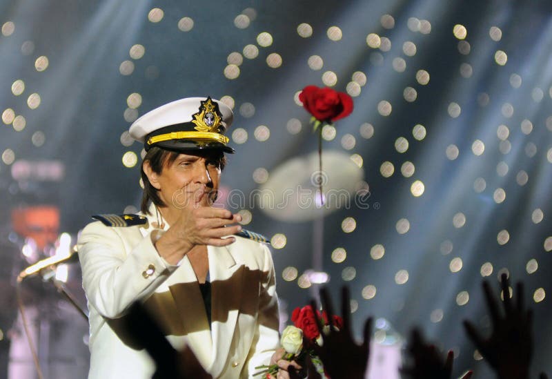 Cantante de Roberto Carlos foto de archivo editorial. Imagen de flores ...