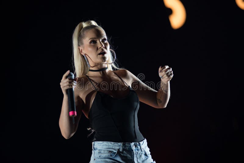 Canto Biondo Della Donna Del Cantante in Tensione Fotografia Editoriale ...