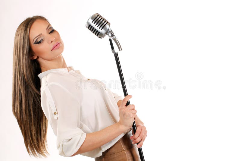 Canto Della Ragazza Di Karaoke Isolato Su Fondo Bianco Immagine Stock ... Canto Della Ragazza Di Karaoke Isolato Su Fondo Bianco Immagine Stock ...
