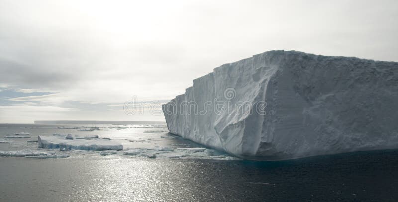 Canto Tabular do iceberg foto de stock. Imagem de nublado - 12024710
