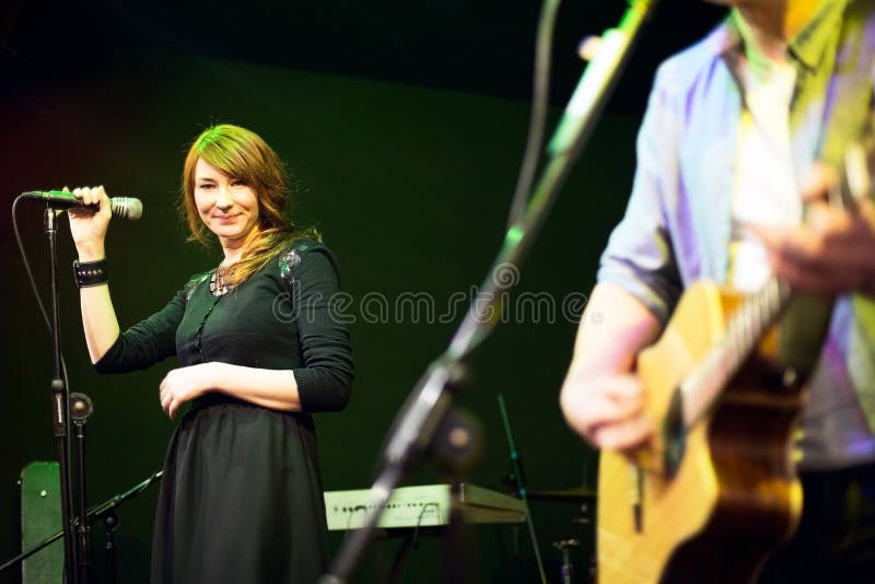 Cantor Moreno Bonito Na Cena Imagem de Stock - Imagem de fêmea, musical ...