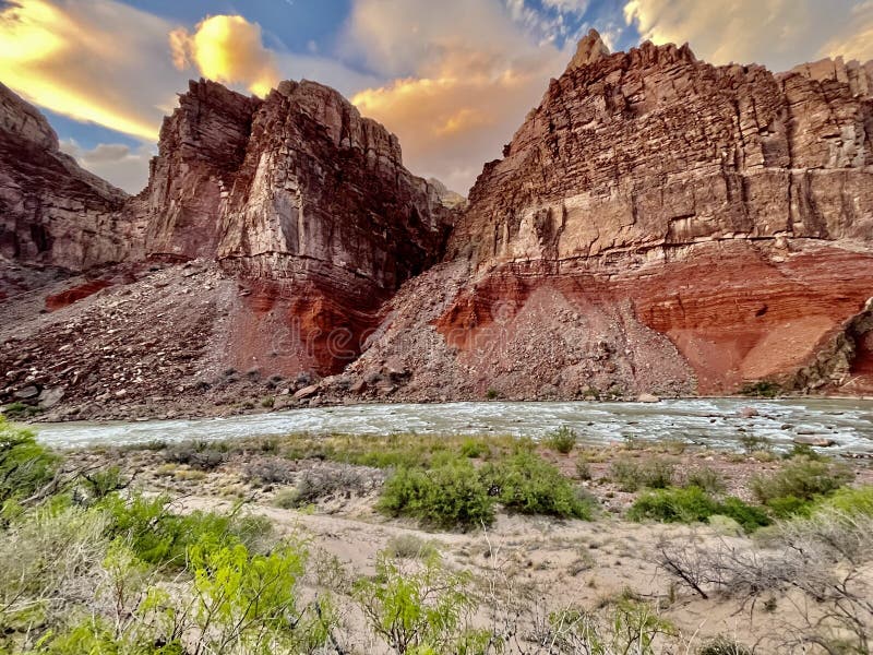 Canyon rouge photo stock. Image du terrain, nature, montagne - 252473552