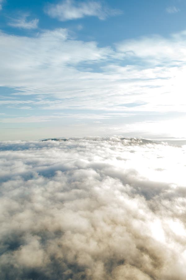 Capa de nubes desde arriba imagen de archivo. Imagen de cubierta ...
