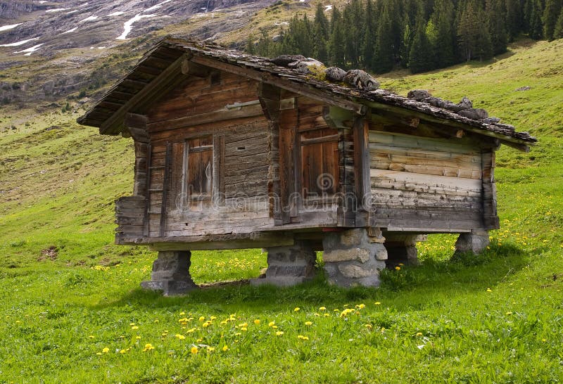 Capanna Di Legno Della Montagna Fotografia Stock - Immagine di alpi ...