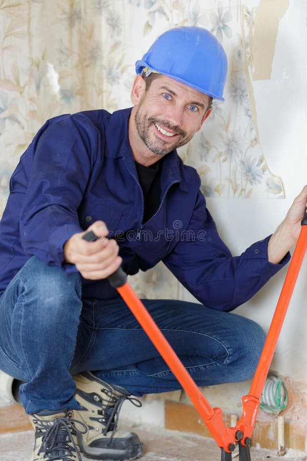 Capataz Con Casco Usando Alicates En Interiores Imagen de archivo ...