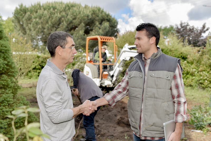 Capataz Y Cliente Que Sacuden Las Manos Imagen de archivo - Imagen de ...