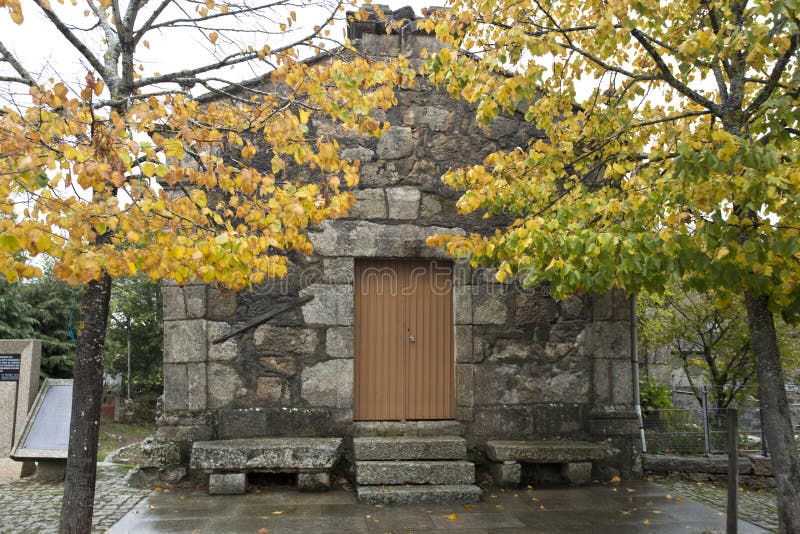Capilla en pueblo rural foto de archivo. Imagen de rosario - 64502982