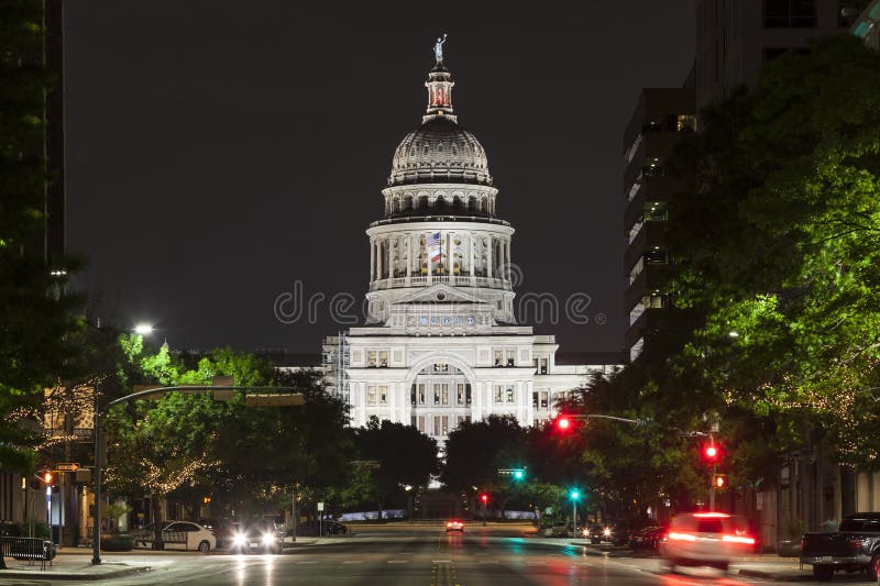 Edifício Do Capitólio Do Estado Na Noite Em Austin Da Baixa, Texas ...