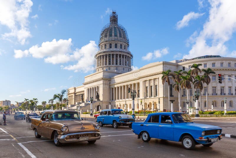 Capitale Di Cuba Con Le Automobili Classiche Fotografia Editoriale ...
