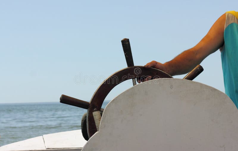 Capitano Al Timone Della Barca Che Va Lungo L'oceano Pacifico ...