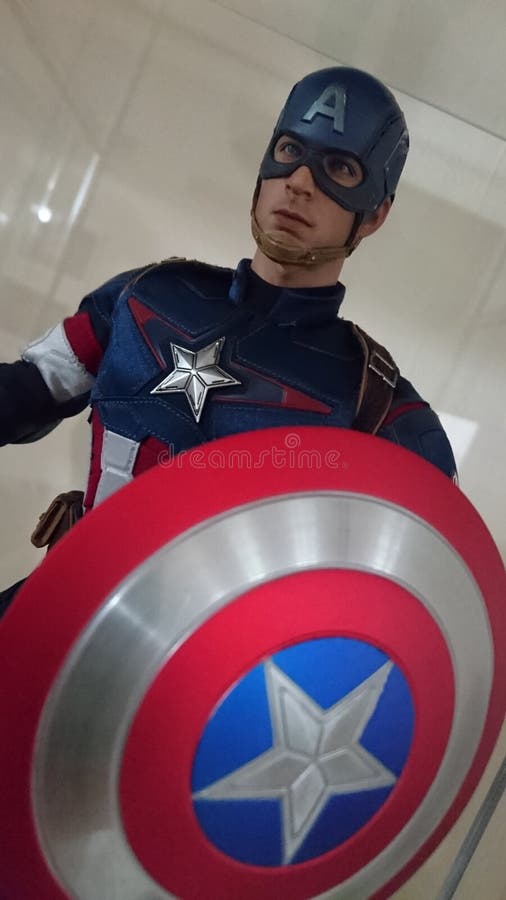 Capitano America Con Lo Schermo E La Pistola Si Meravigliano L'eroe ...