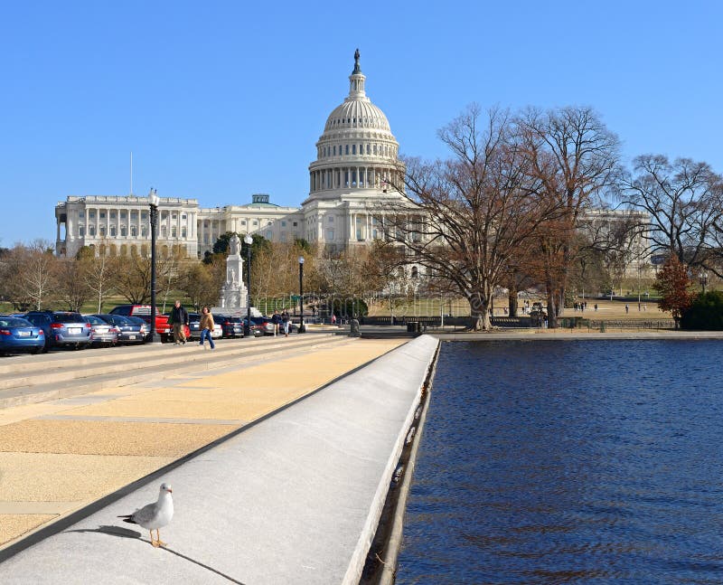 Capitol Reflecting Pool at Eastern End of National Mall in Washington ...