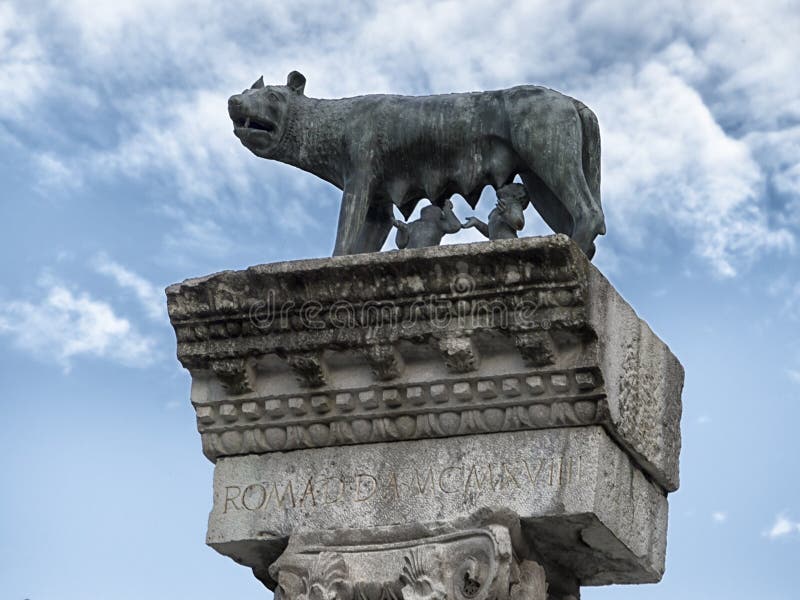 Capitoline-Wolf Mit Romolus Und Remus Stockfoto - Bild von frau, remus ...