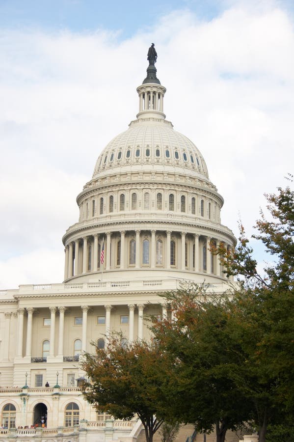 Capitool stock afbeelding. Image of koepel, blauw, gevel - 17540763