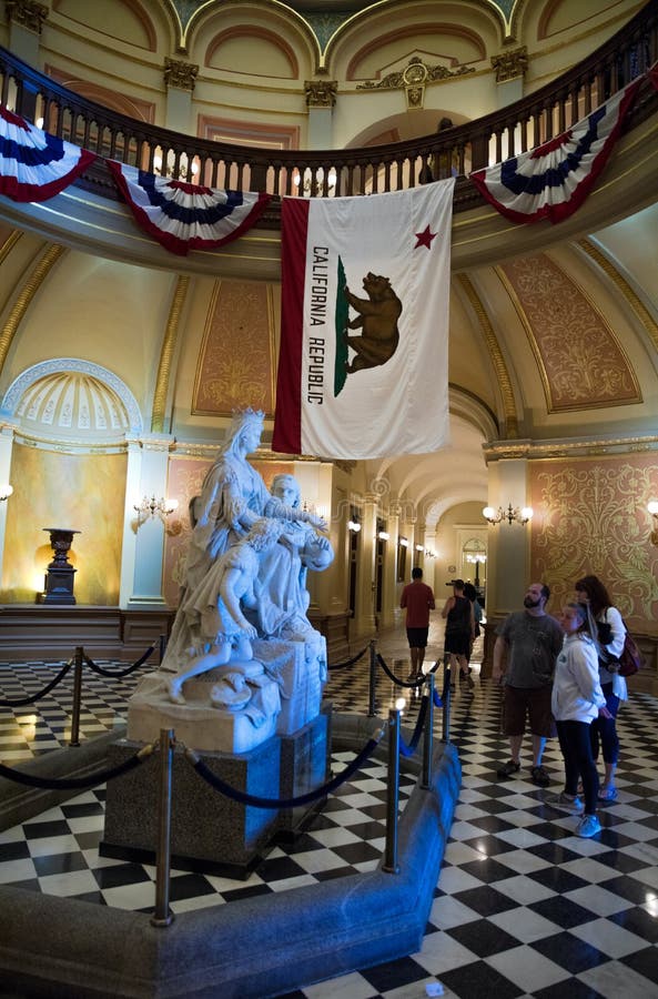 Capitool De Bouw Koninginisabella Standbeeld Redactionele Stock Foto ...