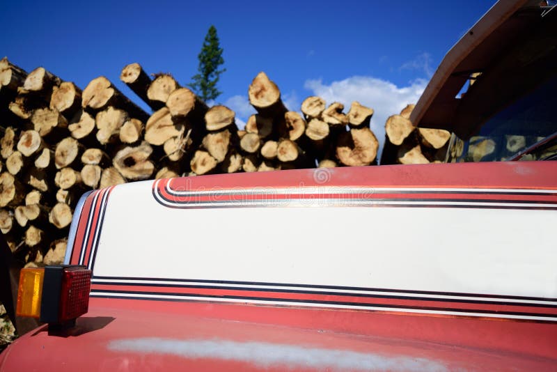 Capot De Notation De Camion Avec Des Rondins Photo stock - Image du ...