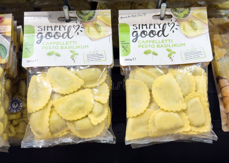 Cappelletti Pesto Basilikum Fresh Pasta Packaging Display in Store ...