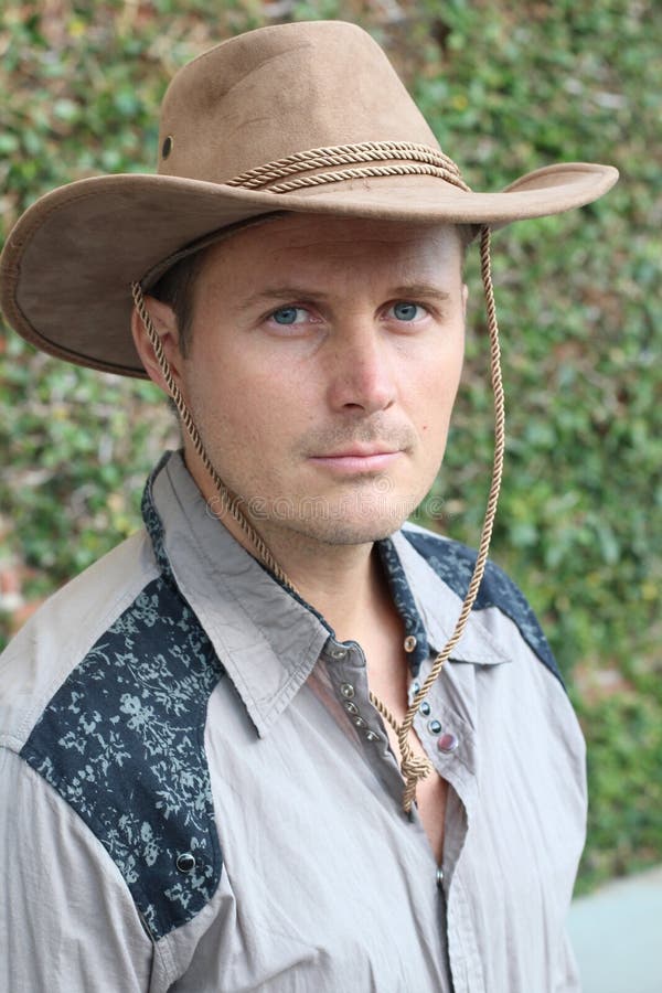 Cappello Da Cowboy D'uso Del Giovane Uomo Bello Fotografia Stock ...