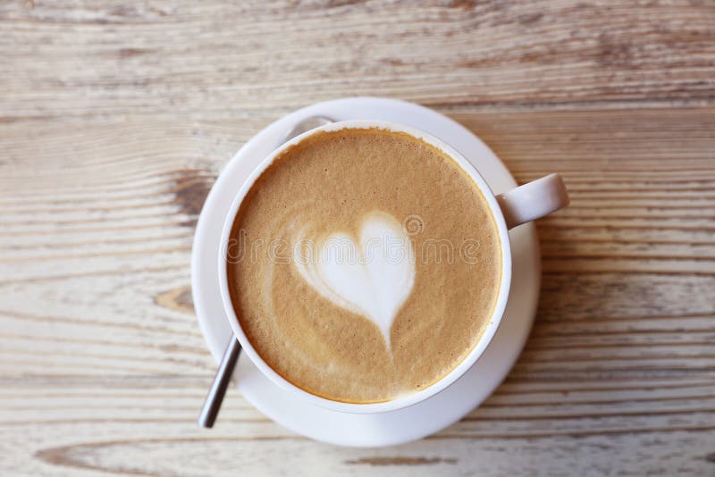 Liebevoller Kaffee Schale Frischer Cappuccino Mit Herzzeichen Stockfoto ...