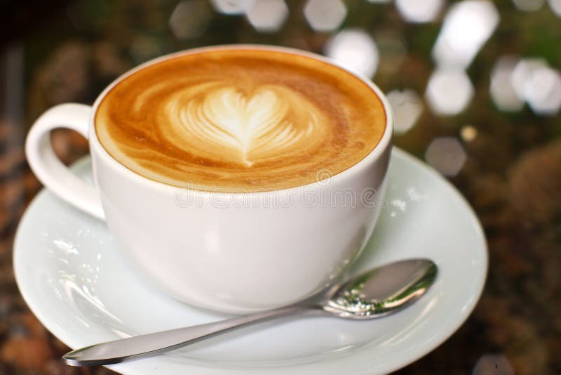 Cappuccino O Caffè Del Latte Con Cuore Immagine Stock - Immagine di ...