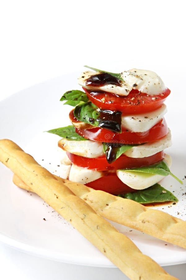 Caprese-Salat Mit Lachsmozzarellabasilikum Und -granatapfel Stockbild ...
