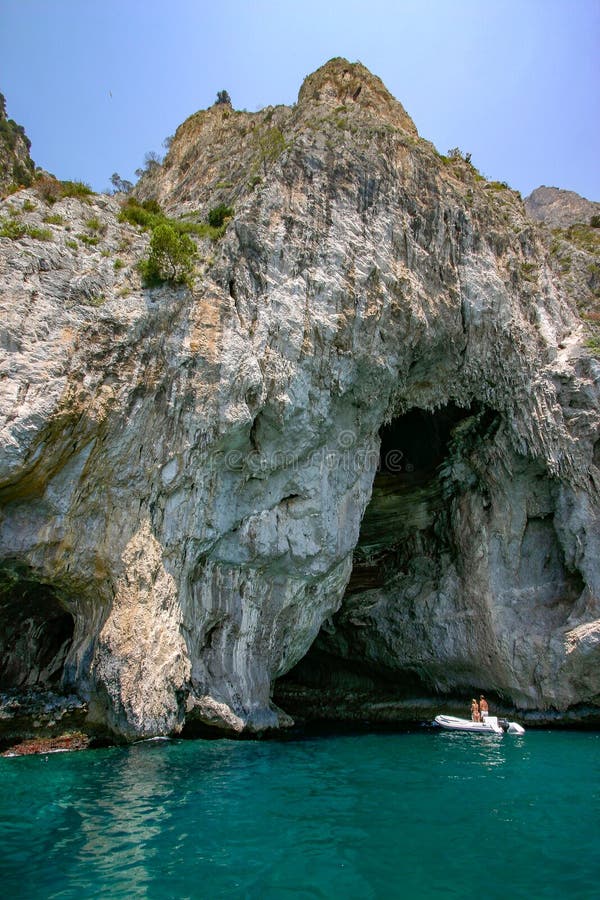 Capri, Italia - gruta azul foto de archivo editorial. Imagen de cueva ...