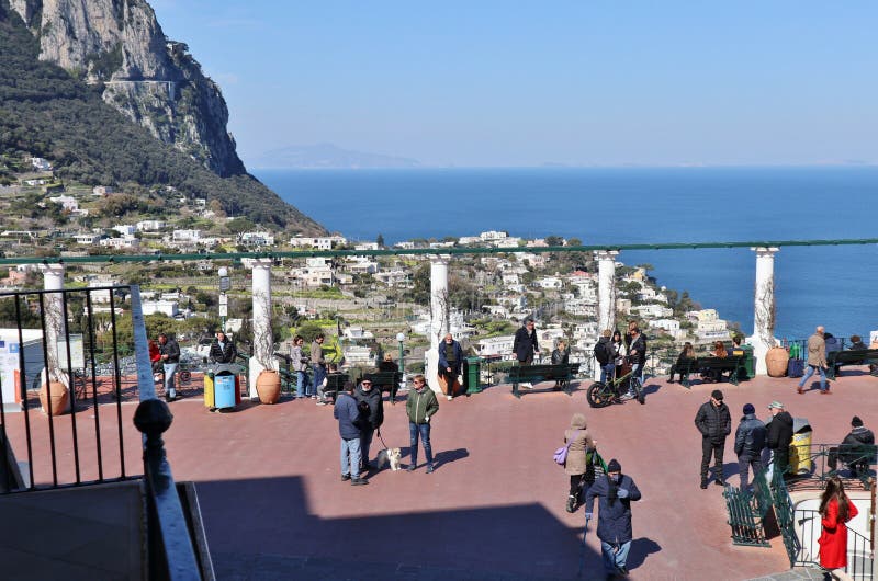 Capri - Turisti Sulla Piazzetta Panoramica Editorial Stock Photo ...