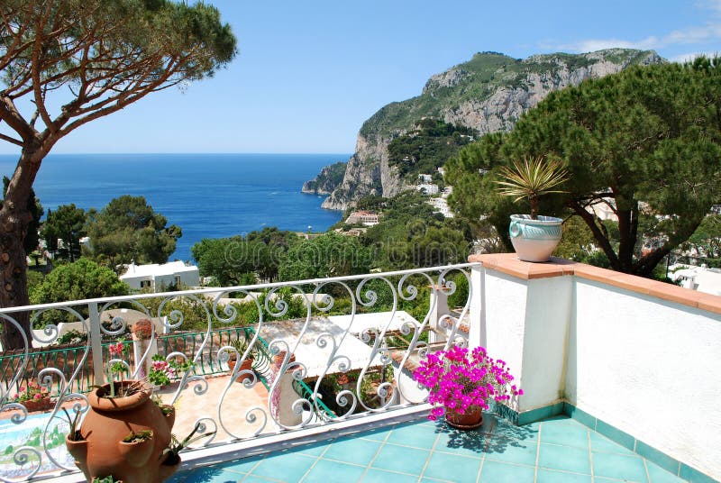 Capri, vista del balcone immagine stock. Immagine di soleggiato - 25535735
