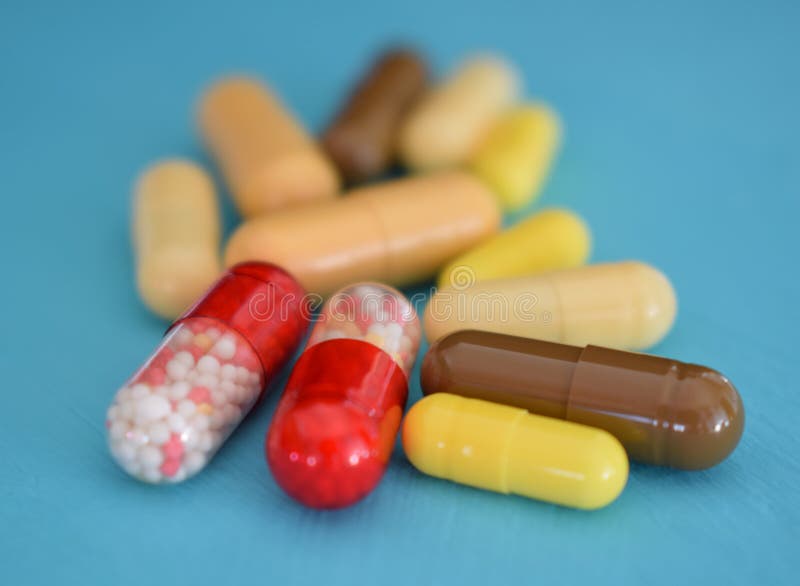Capsule Delle Compresse in Un Gruppo Di Multicolore Immagine Stock ...
