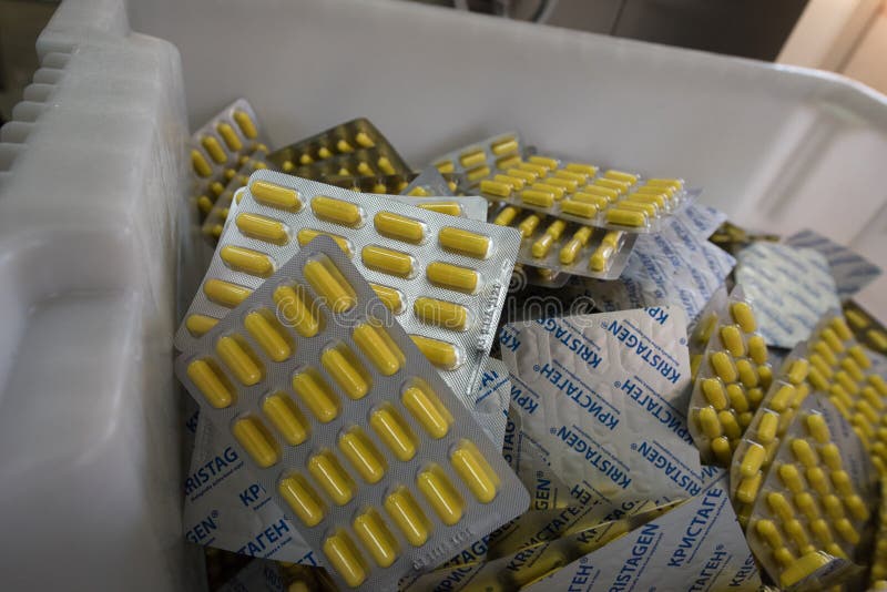 Capsules Dans Le Processus D'emballage Image éditorial - Image du santé ...