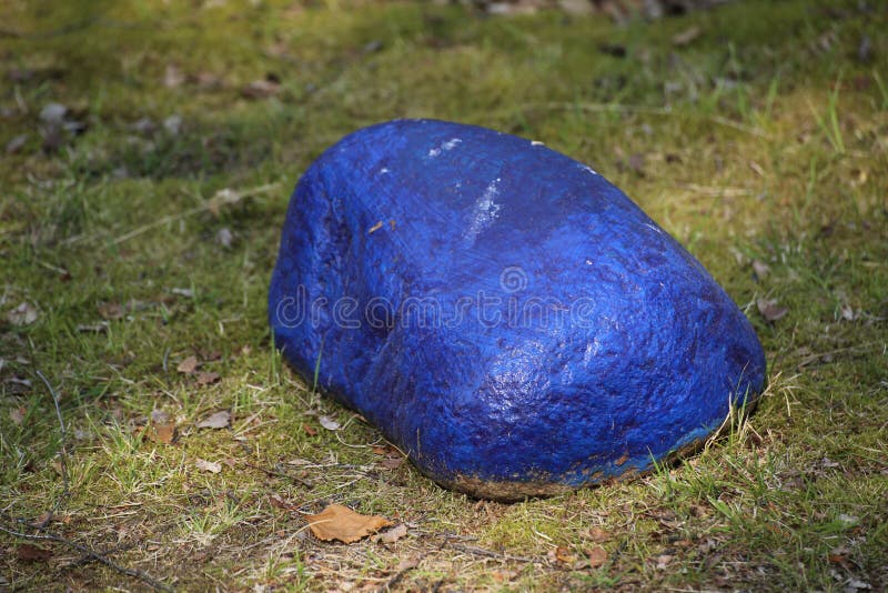 Captura Conceptual De Una Piedra Pintada De Azul Foto de archivo ...